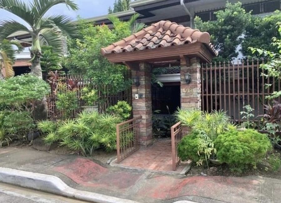 For sale House and Lot with Dormitory Building in UP Village, QC