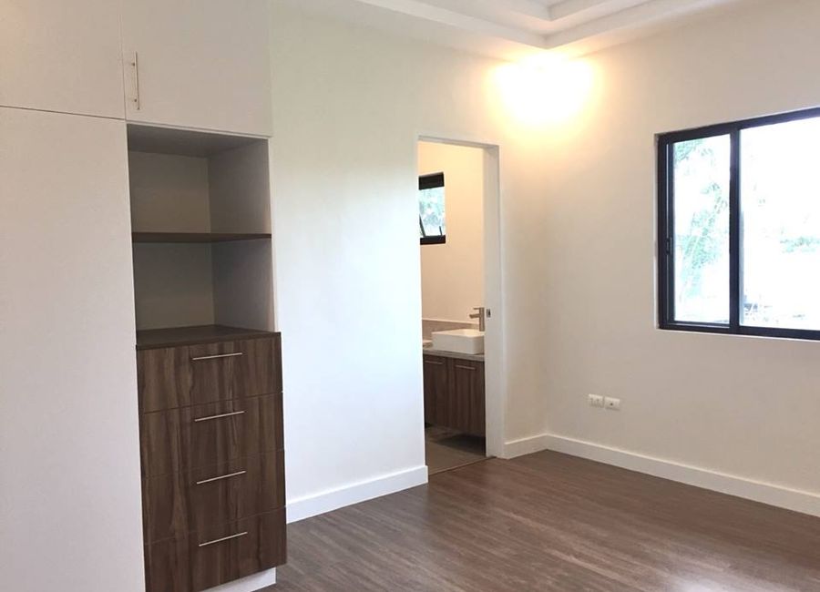 House for sale Elegant Single Unit Along J. Elizalde Bf Homes at Parañaque