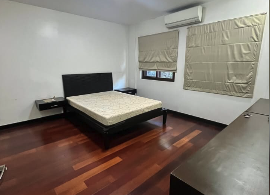 305 sqm Lot with 5 Bedrooms in Merville Park, Parañaque City