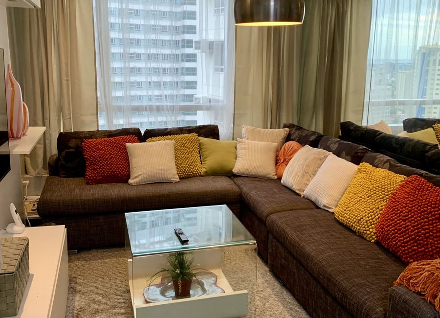 Free 300Mbps Internet 2 Bdrm Bi-Level Unit At The Columns Legazpi Village