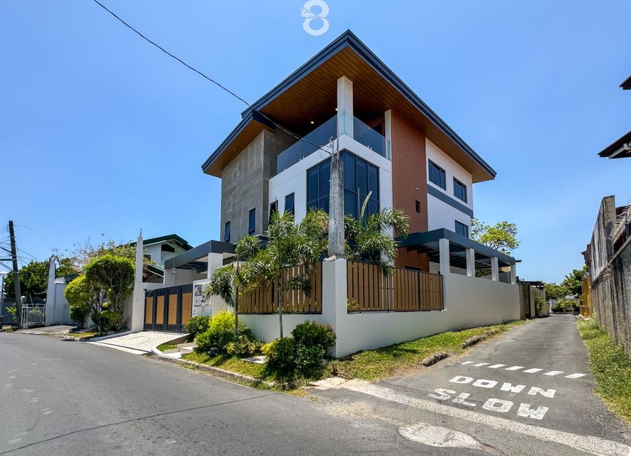 Merville Park, Parañaque Brand New and Modern Design Home for Sale