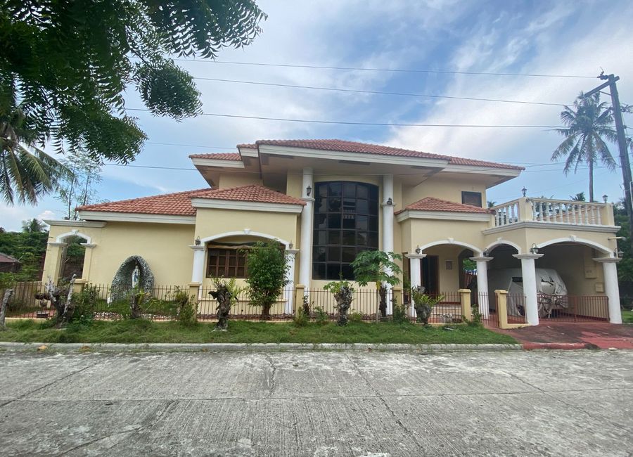 4 Bedroom House & Lot For Sale near the beachfront in Iloilo
