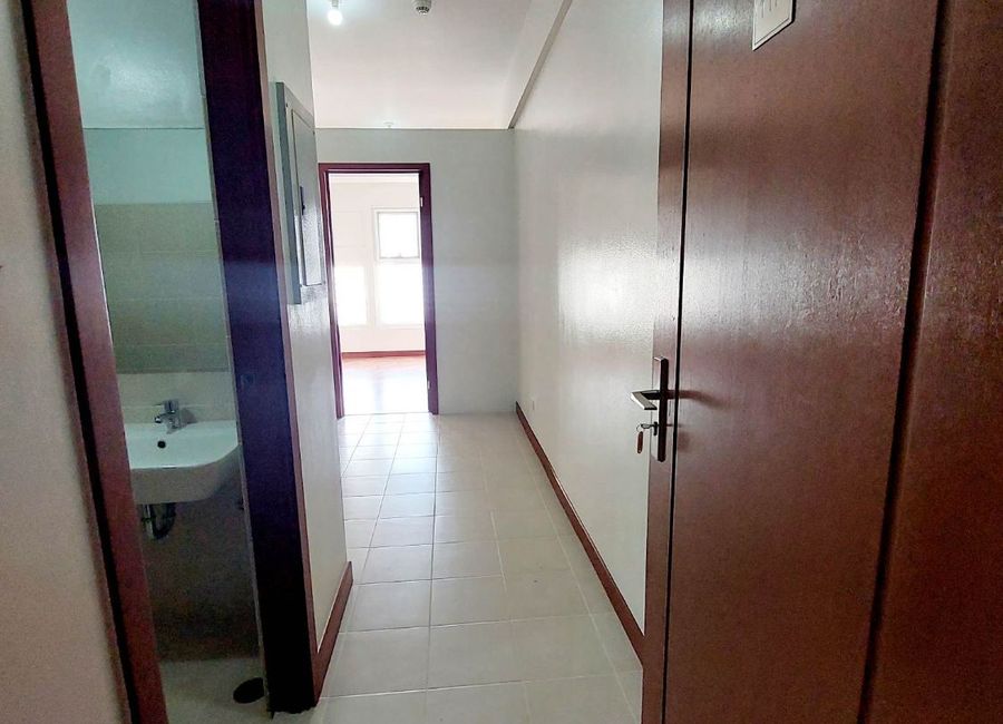 FOR SALE/RENT TO OWN ONE BEDROOM WITH BALCONY CORNER UNIT IN PASEO DE ...