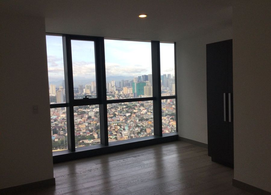 For Sale: Studio Unit at Century Spire in Poblacion, Makati City