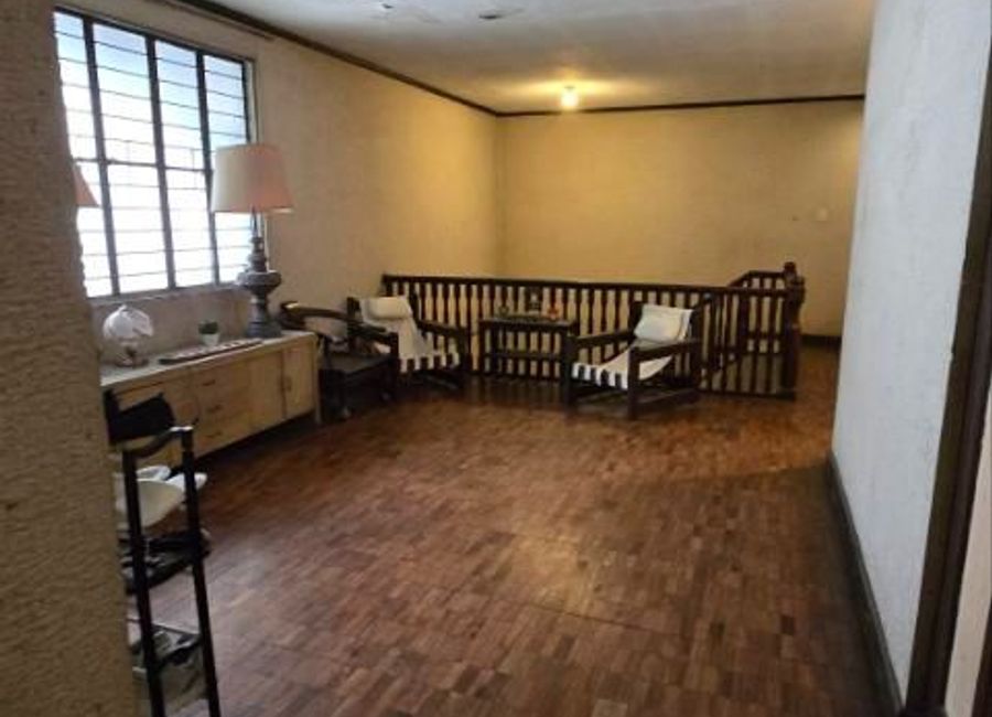 FOR SALE Lot with old house in Capitol 8 Pasig city