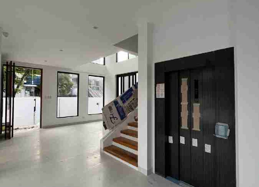 ST. IGNATIUS VILLAGE QC Brand New Modern House for Sale