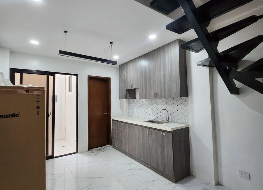 Townhouse in Galas Quezon City near Banawe, E. Rodriguez 11.9M SD