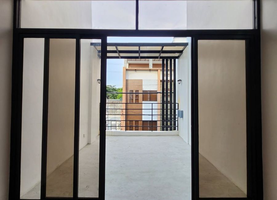 Townhouse in Galas Quezon City near Banawe, E. Rodriguez 11.9M SD