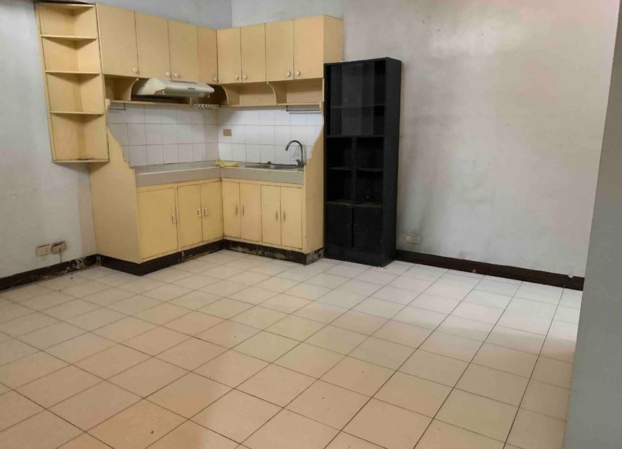 HOUSE GOOD FOR COMMISSARY/STORAGE FOR LEASE QC