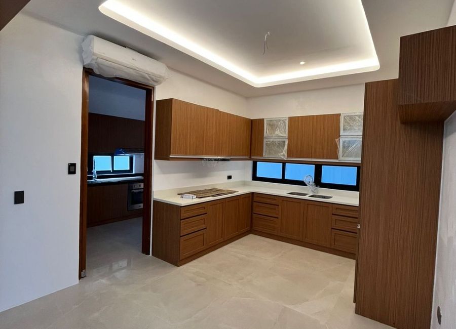 For Sale 7 Bedroom House Brand New White Plains QC house for sale