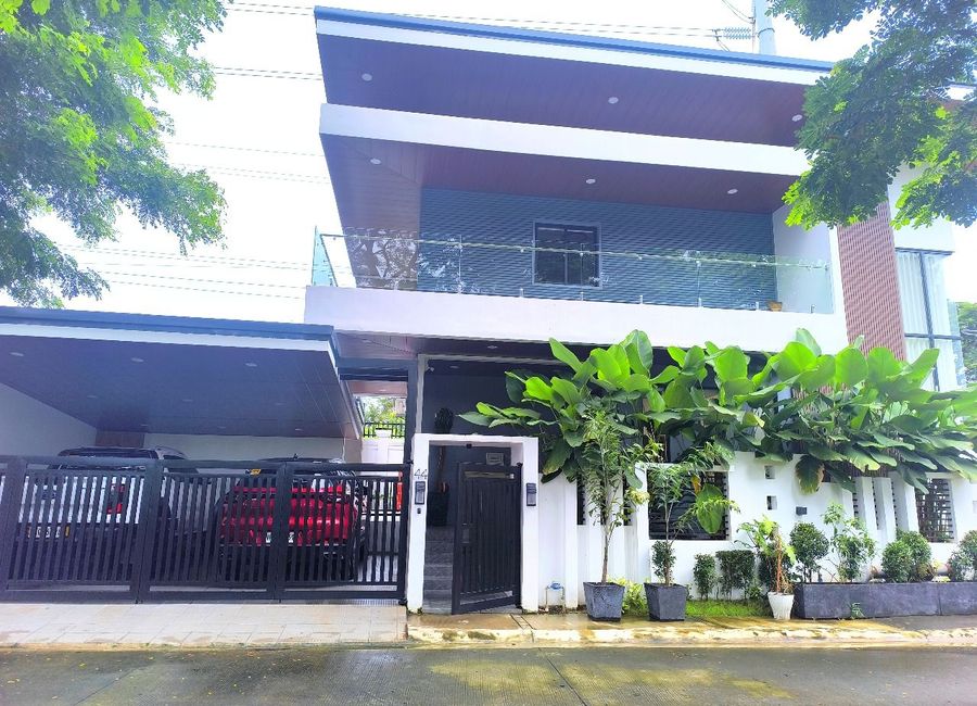For Sale Modern 6-Bedroom Luxury Home in Sta Rosa, Laguna Beside Solenad