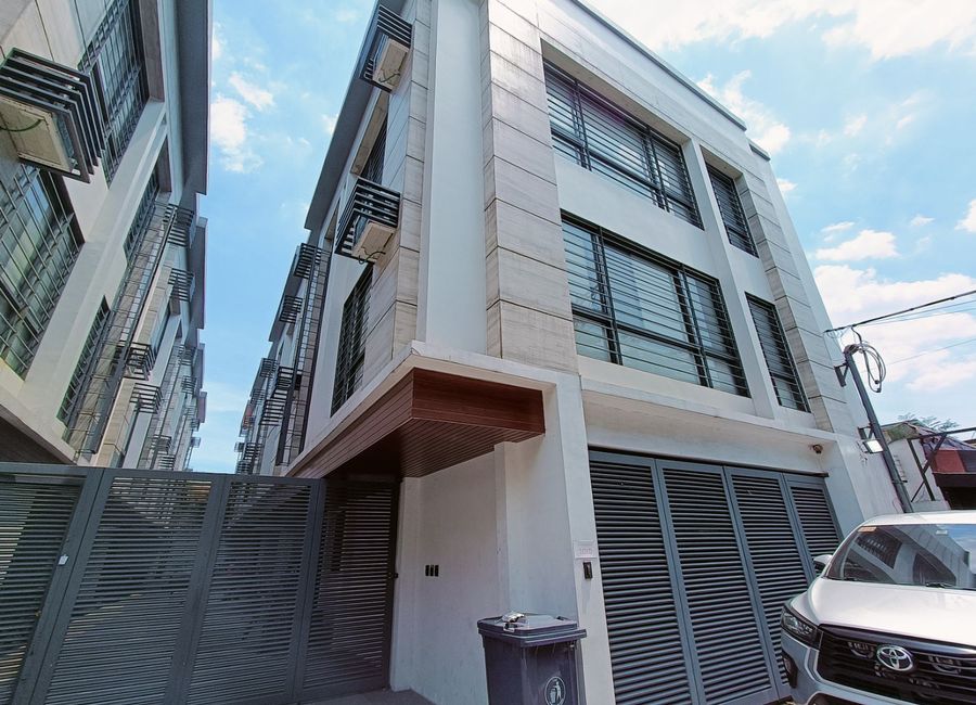 3 Storey Luxury Townhouse For Sale in Congressional Ave Tandang Sora Q ...