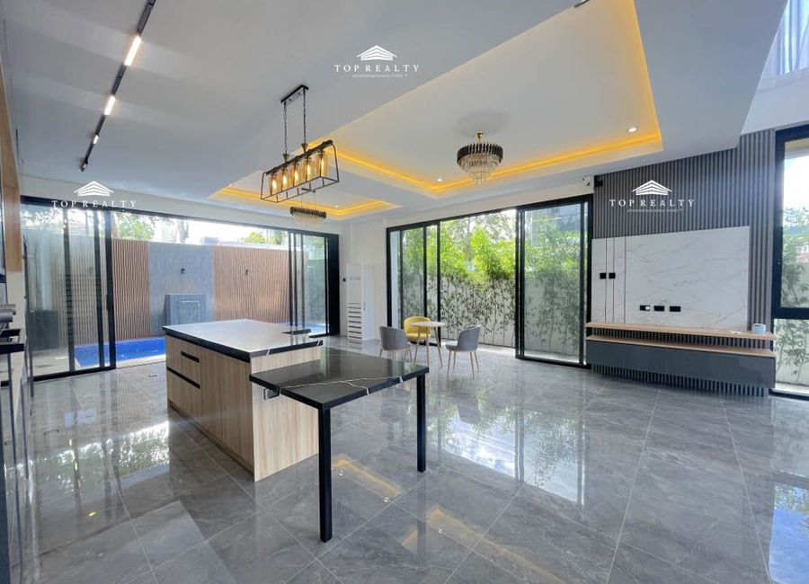 For Sale: 7BR Brand New House at South Forbes Tokyo Mansion in Cavite