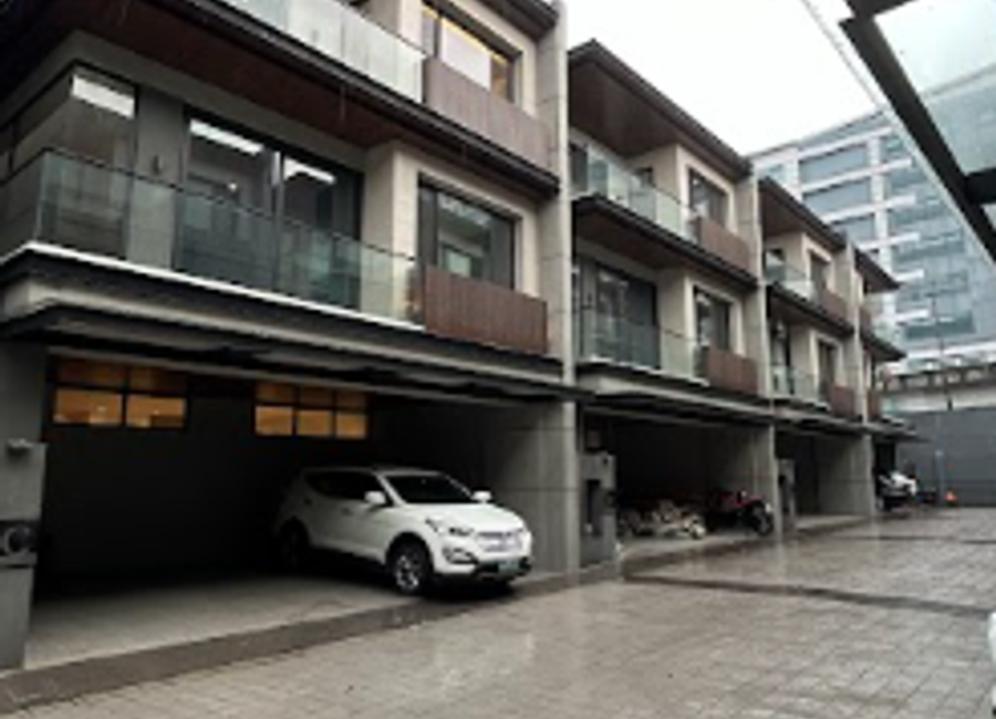 VALLE VERDE BRAND NEW TOWNHOUSE WITH ELEVATOR FOR SALE