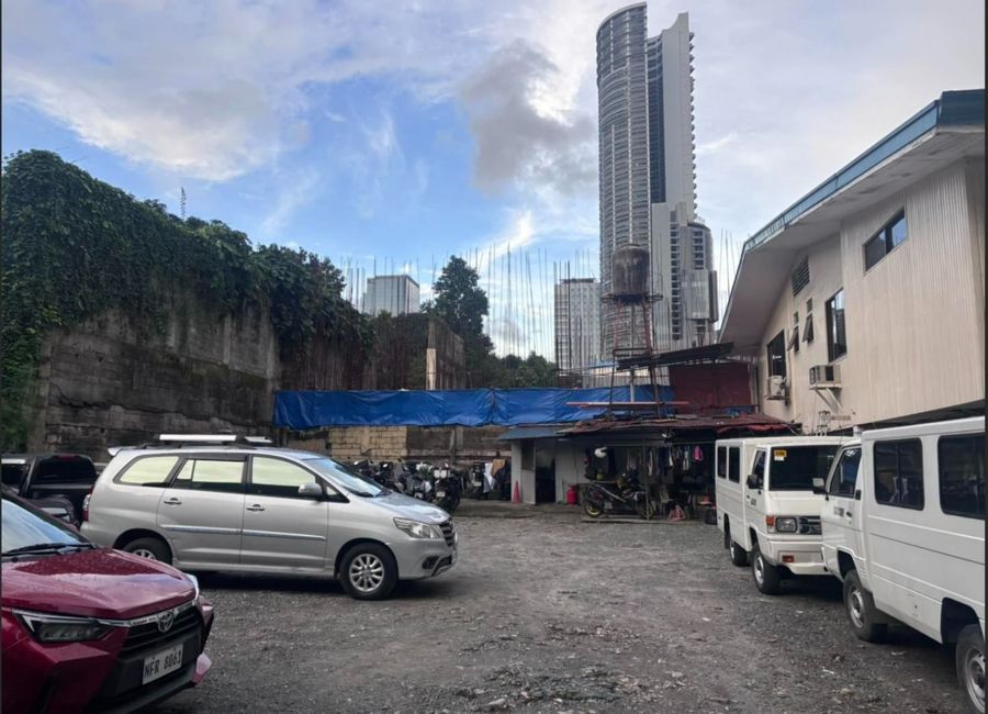 Quezon Avenue Commercial Site With Excellent Transport Access