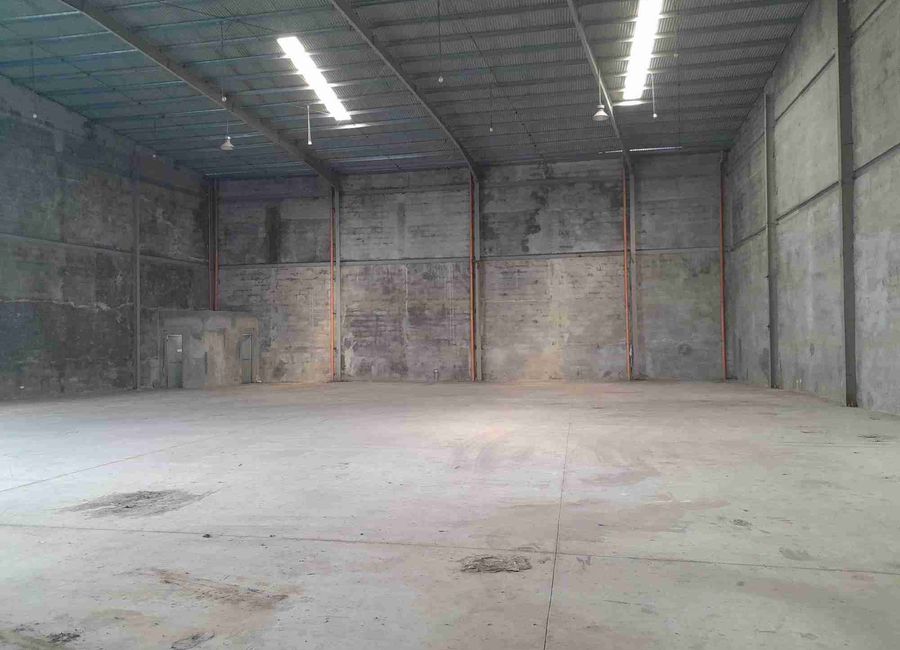 739 SQM HIGH CEILING WAREHOUSE W/ OFFICE FOR LEASE. P350/SQM. DIRECT ...
