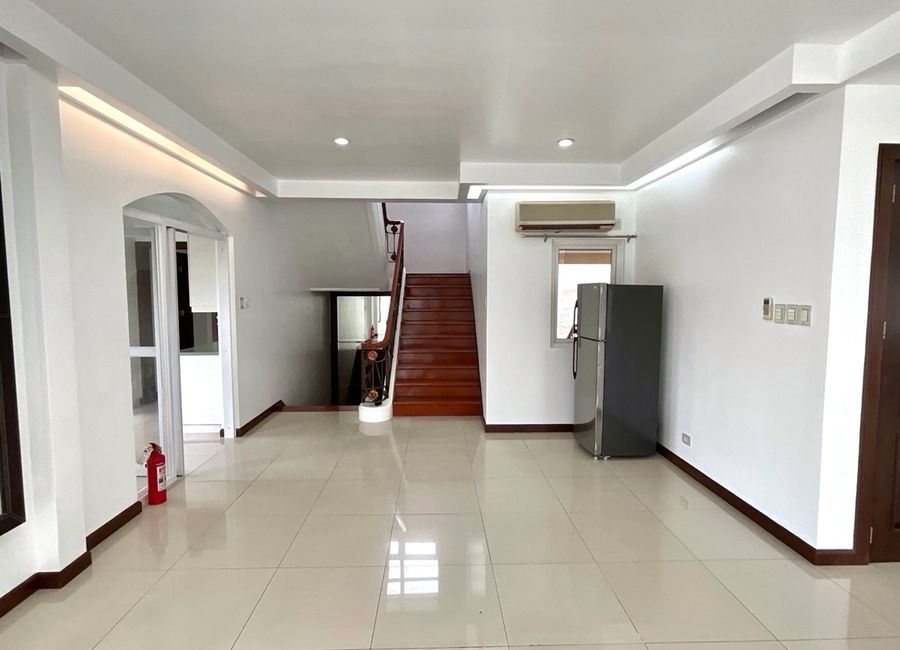 Furnished 5 Bedroom House with Pool for Rent in Maria Luisa