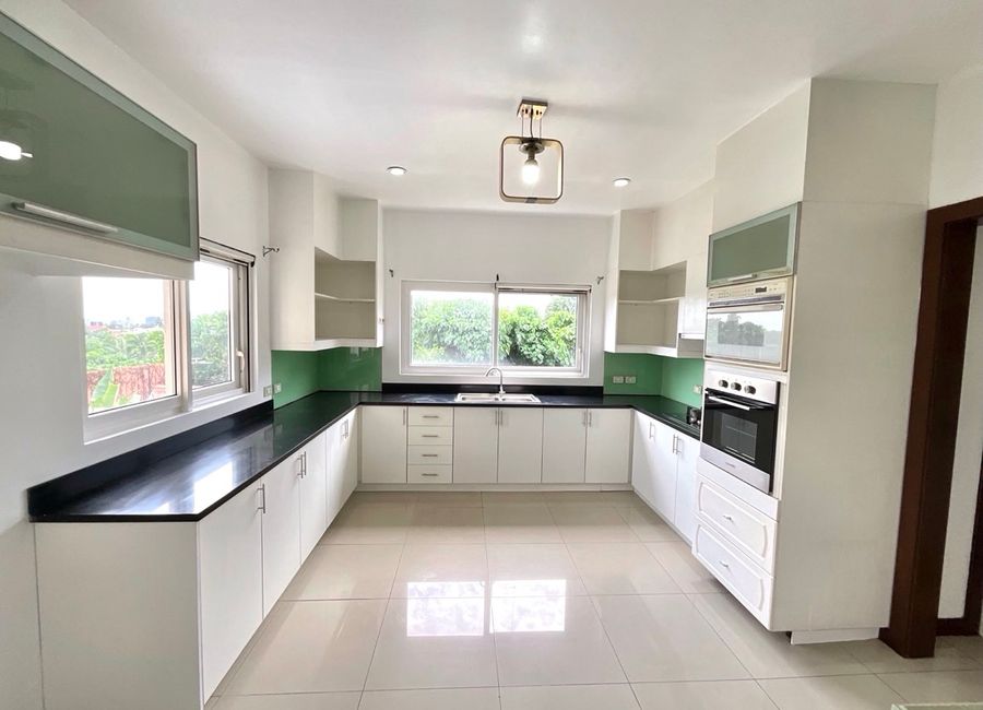 Furnished 5 Bedroom House with Pool for Rent in Maria Luisa