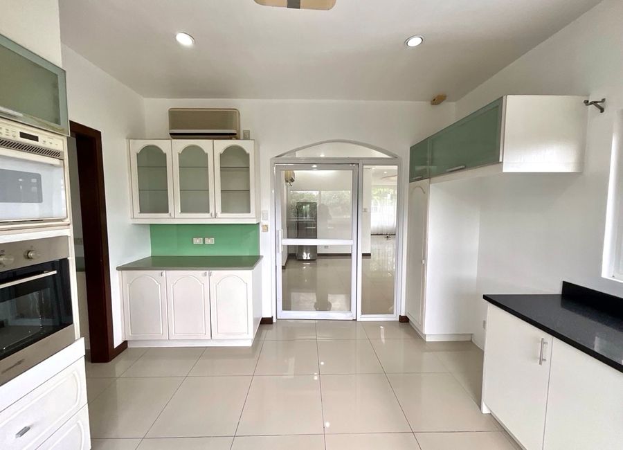 Furnished 5 Bedroom House with Pool for Rent in Maria Luisa