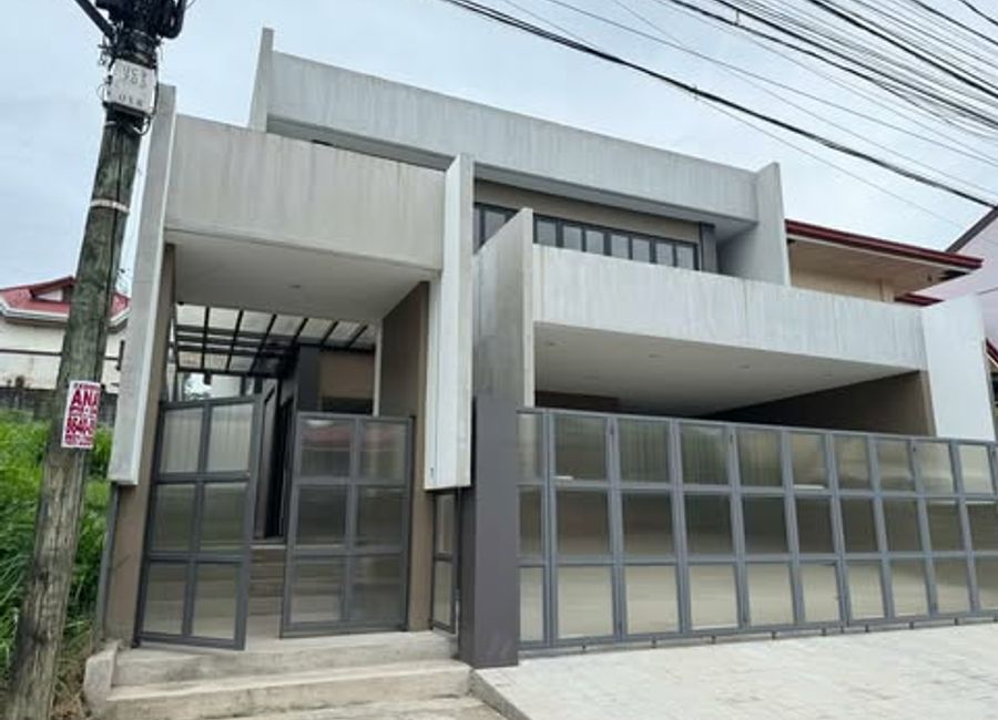 Minimalist Living Redefined: Modernist Home in Sacred Heart Village - Gio