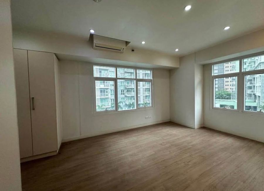 TWO SERENDRA RED OAK (BGC) | 3 BEDROOM with 1 PARKING SLOT