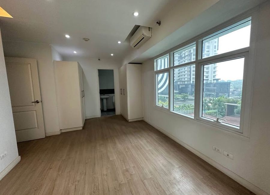 TWO SERENDRA RED OAK (BGC) | 3 BEDROOM with 1 PARKING SLOT