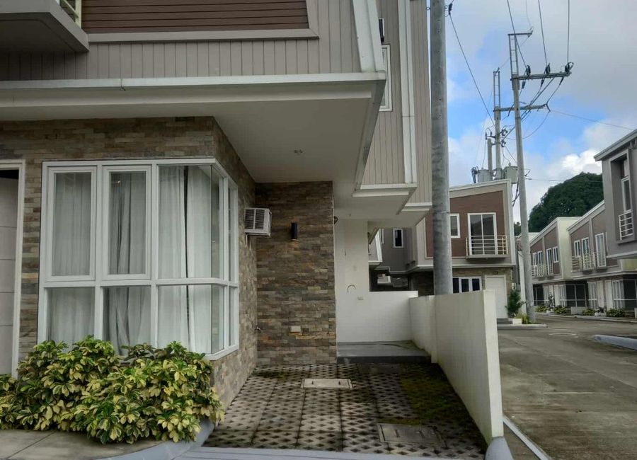 Townhouse For Sale in Tagaytay City-MC