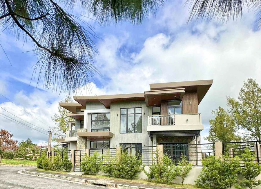 For Sale: House and Lot in Tagaytay City at Pueblo Del Sol Subdivision