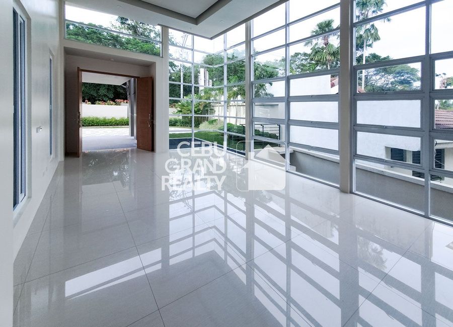Luxury Residence with Expansive Terrace at Maria Luisa Park