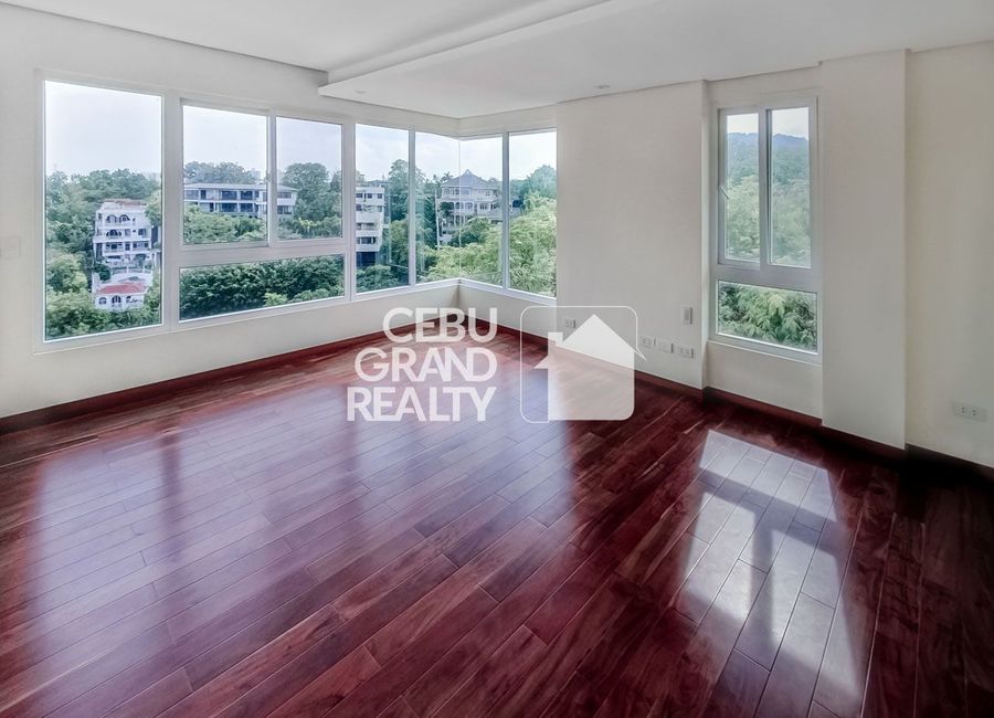 Luxury Residence with Expansive Terrace at Maria Luisa Park