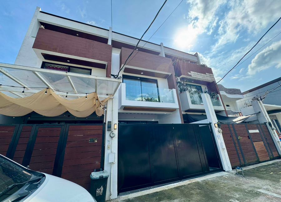 Designer Townhouse with Installed AC Units in QC - Gio