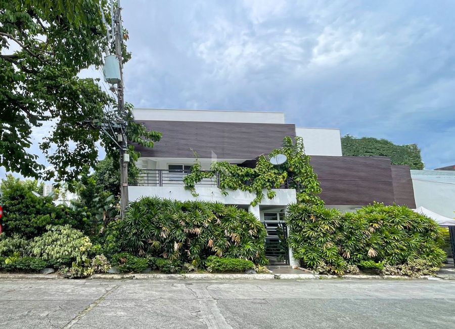 Cozy Modern Tropical Home For Sale in Merville Park, Parañaque City