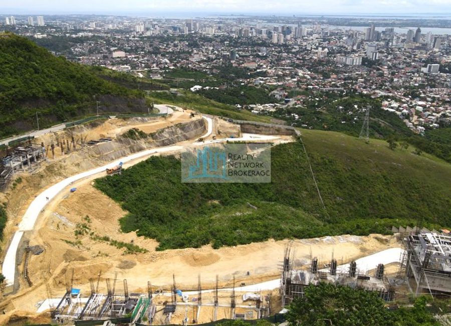 3 Storey House In Monterrazas Prime With City View For Sale