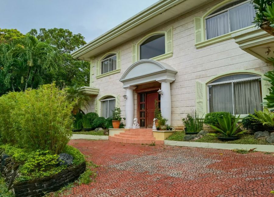 Well-maintained Massive House w/ Pool in a Peaceful Street of Ayala ...