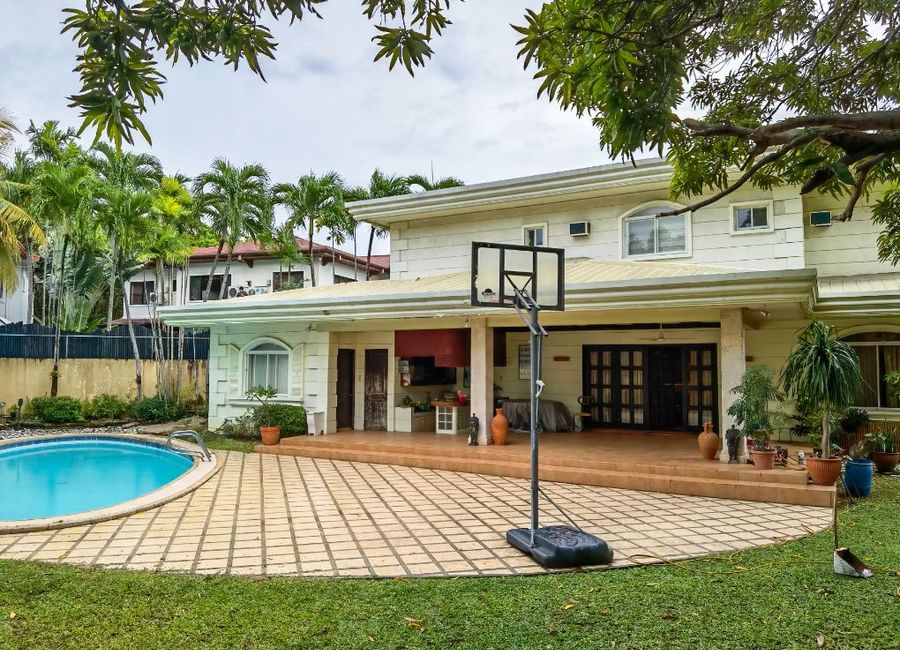 Well-maintained Massive House w/ Pool in a Peaceful Street of Ayala ...