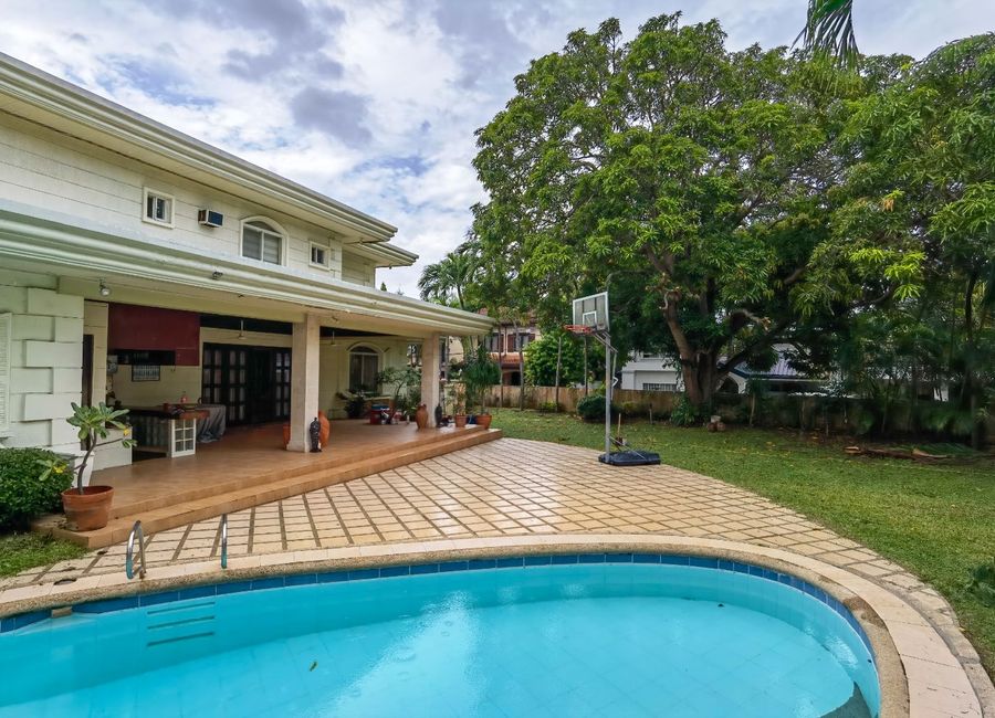 Well-maintained Massive House w/ Pool in a Peaceful Street of Ayala ...