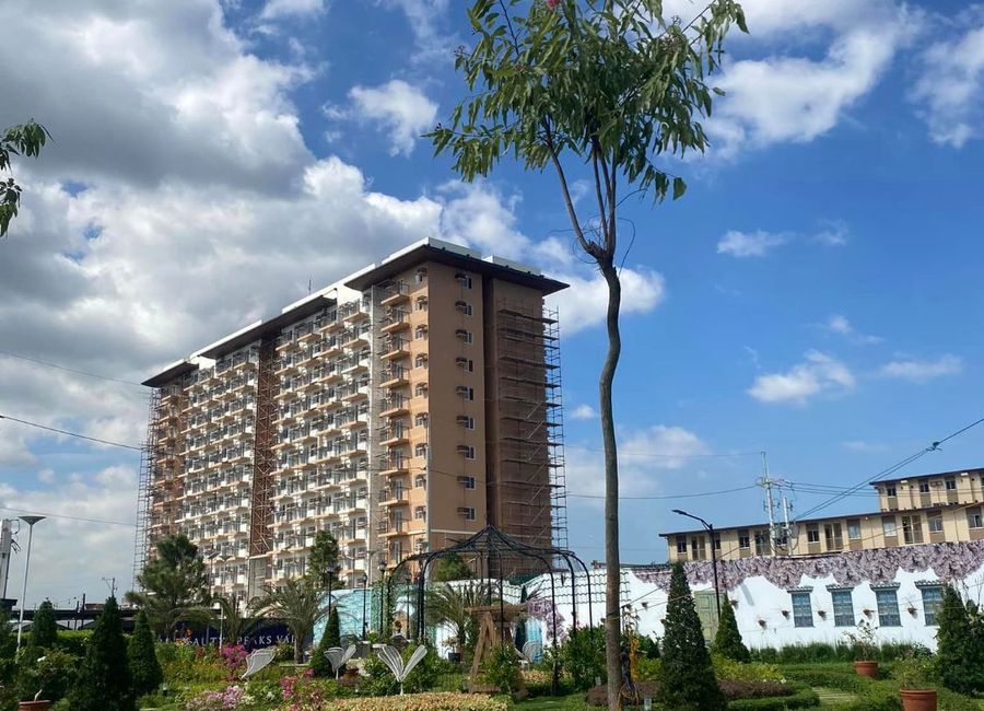 1 BR-prime condo unit w/ Balcony Facing Amenities near Entertainment City